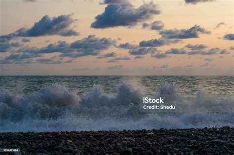小石のビーチ太陽波雲にすばらしい海の夕日 Horizonのストックフォトや画像を多数ご用意 Horizon イブニングウェア