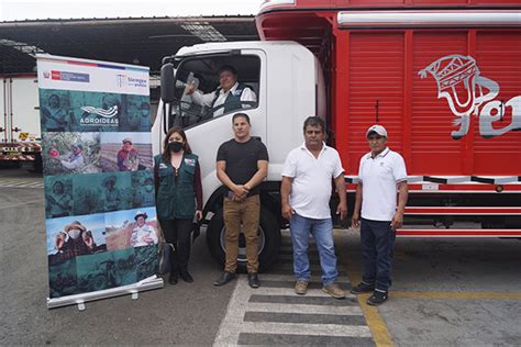 Midagri entrega camión a agricultores dedicados al cultivo de café
