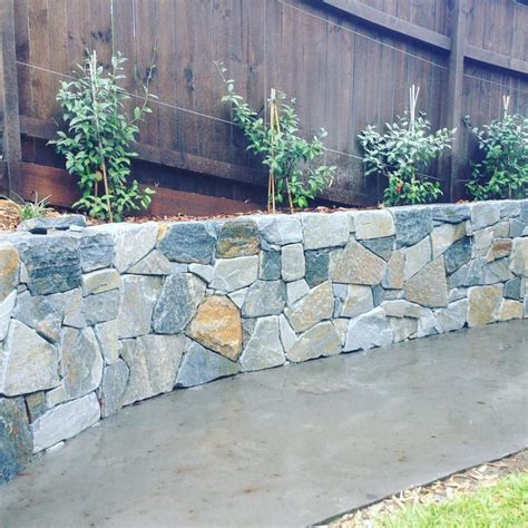 Естествен камък за огради подпорни и декоративни стени Гнайс и облицовъчни камъни