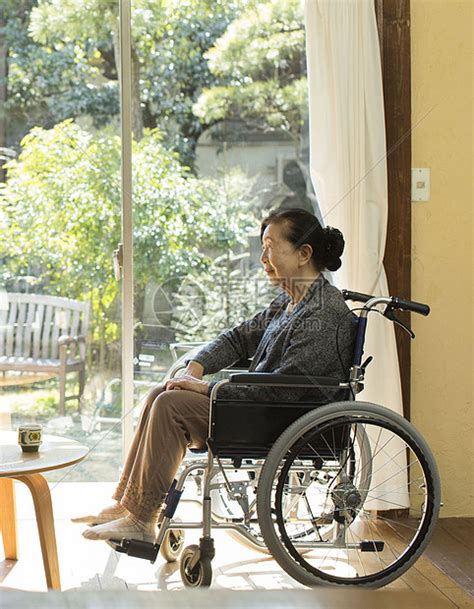 坐在轮椅上的老太太高清图片下载 正版图片502082859 摄图网