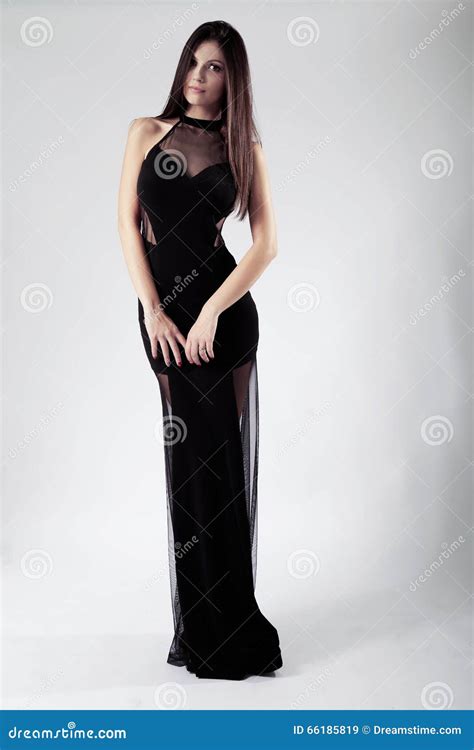 Belle Femme Portant La Longue Robe Noire Image Stock Image Du Mince