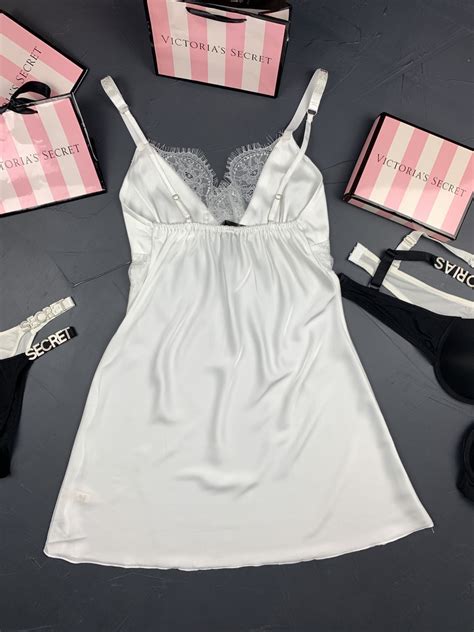 Пеньюар Victoria S Secret Модель 2 с кружевом и стразами белого цвета