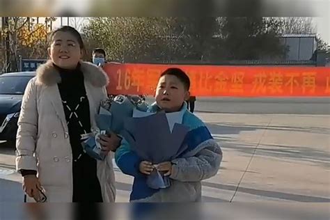 参军16年的老兵退伍，儿子献花深情表白：爸，我来接你回家！深情儿子老兵