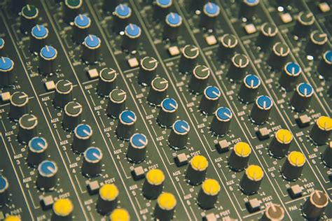 디지털 사운드 오디오 믹서 및 증폭기 장비 또는 음악 믹서 이퀄라이저 콘솔 닫습니다 배경 사운드 기술자 오디오 믹서 이퀄라이저