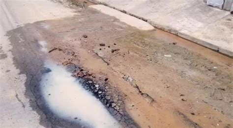 Água limpa vaza há mais de um mês de tubulação em conjunto de Rio Largo AL Alagoas G