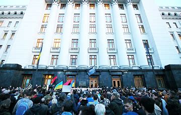 Протестующие в Киеве установили палатки возле Офиса президента ...