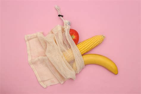 분홍색 파스텔 배경에 에코 코튼 백에 옥수수 토마토 바나나의 스윙 위쪽 보기 0에 대한 스톡 사진 및 기타 이미지 0 0명 가방 Istock