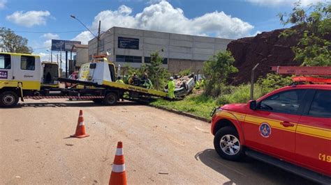 BR 040 motorista cochila ao volante e capota carro no Jardim Canadá