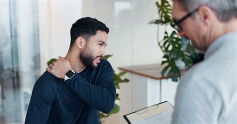 물리 치료 클립 보드 및 어깨 통증은 재활 건강 관리 또는 증상을 위해 클리닉에서 사람들과 함께합니다 지원 의료 및 척추 지압사와 함께 남성 및 운동 선수 치유 조언 또는