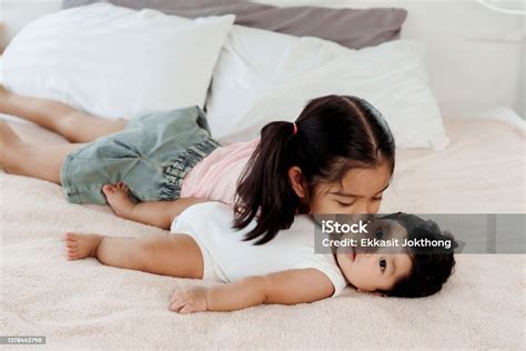 Nahaufnahme Der Hand Eines Asiatischen Mädchens Das Die Wange Ihres