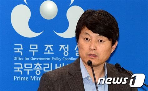 靑 감찰무마 논란 유재수 부산 부시장 검찰 출석속보 뉴스1