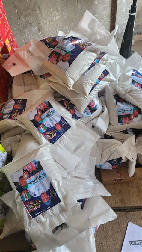 Yuletide Hon Idowu Odebunmi Distributes Bags Of Rice To Ekiti