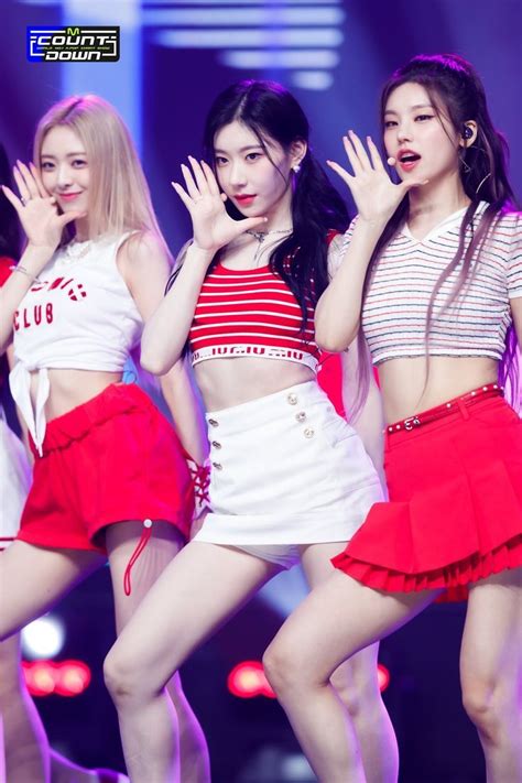 Chaeryeong 2022 Itzy Sneakers M Countdown Stage Outfits Itzy Outfits