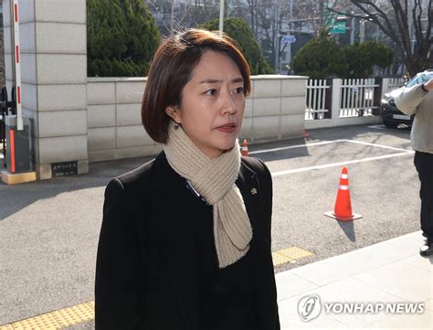 고발인 조사위해 경찰 출석하는 고민정 최고위원 연합뉴스