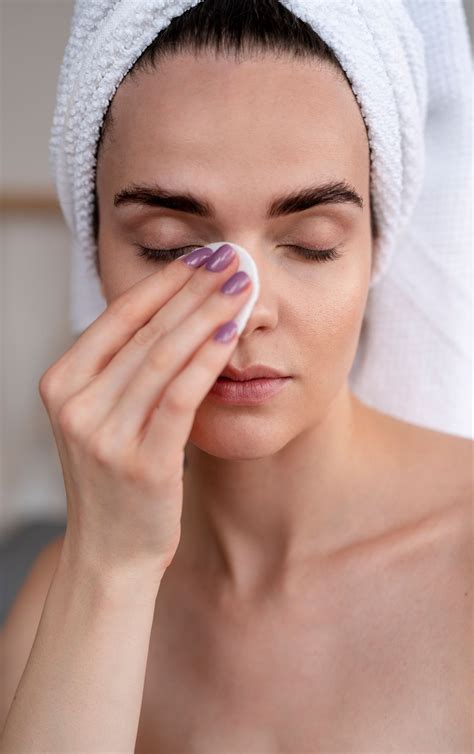 Essential Witch Hazel Uses According To Dermatologists