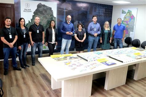 Prefeitura De São José Dos Pinhais Entrega Materiais Pedagógicos Para