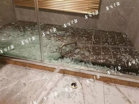 安全提醒玻璃推拉门突然爆裂引发事故！