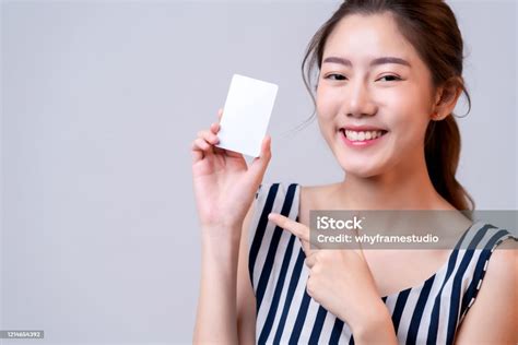 스마트 매력적인 여성 아시아 손 행복과 즐거운 손 선물 템플릿 카드와 함께 신용 카드를 들고 미소 비즈니스 아이디어 개념 가리키기에 대한 스톡 사진 및 기타 이미지 Istock