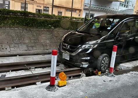 私家車誤闖電車軌被困 跑馬地圈電車服務一度暫停