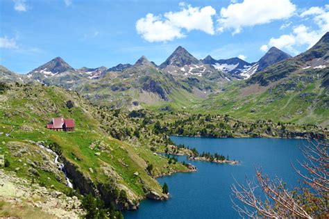 스페인 아라곤 피레네산맥의 화창한 여름에 눈과 푸른 하늘이 있는 황천한 바위 산맥 중 레푸모소 댐 계곡에 대한 스톡 사진 및 기타 이미지 Istock