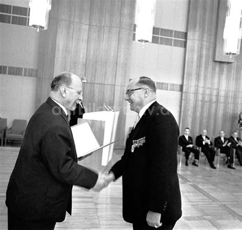 Ddr Fotoarchiv Berlin Auszeichnungen Beim Staatsrat Zum 17