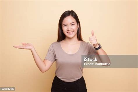 아름 다운 젊은 아시아 여자 손바닥와 엄지손가락을 표시 합니다 명랑한에 대한 스톡 사진 및 기타 이미지 명랑한 베이지