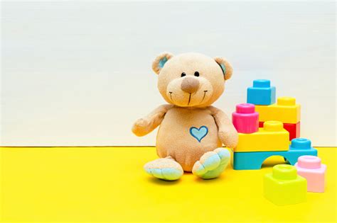 다채로운 피라미드 생성자 어린이를위한 장난감 블록이 흰색 노란색 배경 아기의 어린 시절 발달 유아 아이의 개념을위한 교육 논리