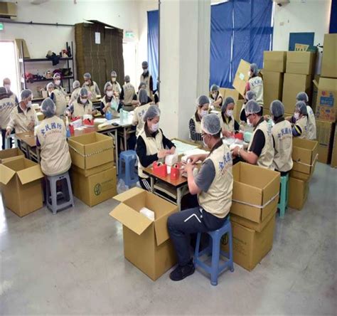自立晚報 軍民一家聯手抗疫 韓國瑜慰問口罩生產工廠