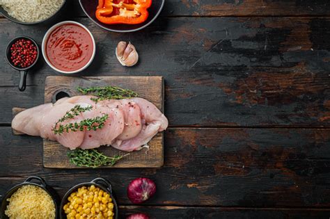 멕시코 식품 재료 치킨 엔칠라다 쌀 캐서롤 오래된 어두운 나무 테이블 배경에 상단 보기 평면 텍스트 복사 공간이 누워 건조한에