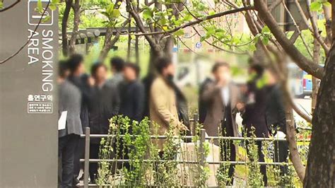 담배 타임 두고 갑론을박월급 도둑 Vs 능률 올라