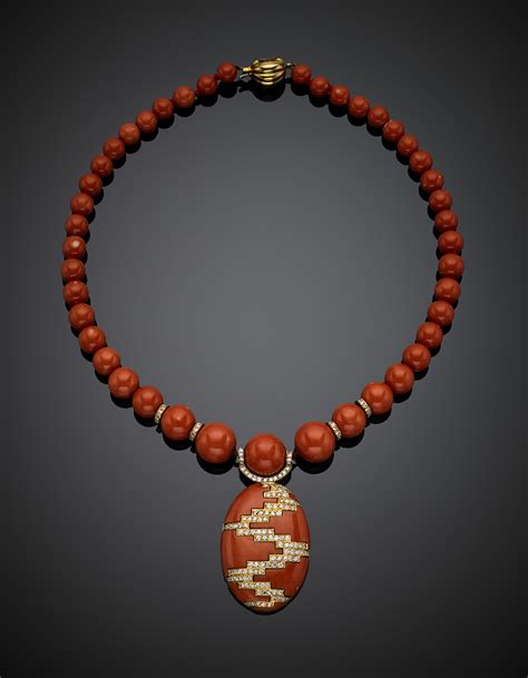 Collana In Boules A Scalare Di Corallo Arancione Con Pendente Centrale