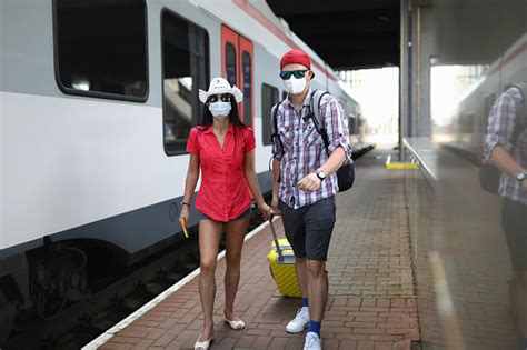 의료 용 마스크에 남자와 여자는 역의 플랫폼을 따라 산책 보호 마스크에 대한 스톡 사진 및 기타 이미지 보호 마스크 철도 화물 운송 Istock