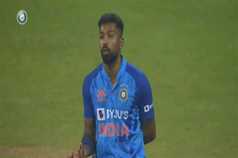 Ind Vs Sl 2nd Odi Hardik Pandya Abuses Substitute Fielder For