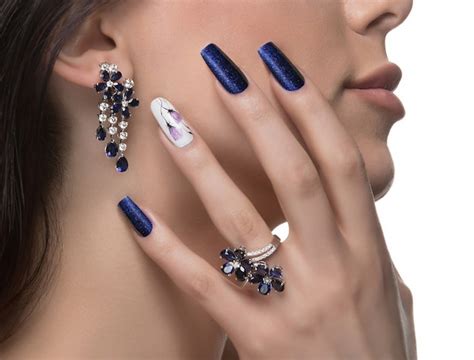 Femme Avec Nail Art Faisant La Promotion Des Boucles D Oreilles Et Des