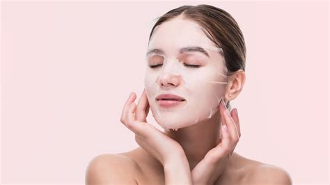 झुर्रियों और झाइयों से छुटकारा पाने के लिए गुलाब जल कैसे लगाएं How To