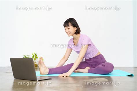 ヨガのオンラインレッスン中の日本人女性 （人物）の写真素材 181776949 イメージマート