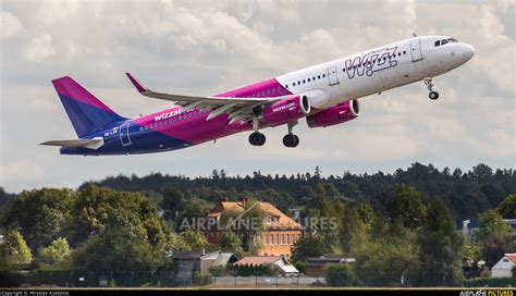 HA LXW Wizz Air Airbus A321 at Gdańsk Lech Wałęsa Photo ID