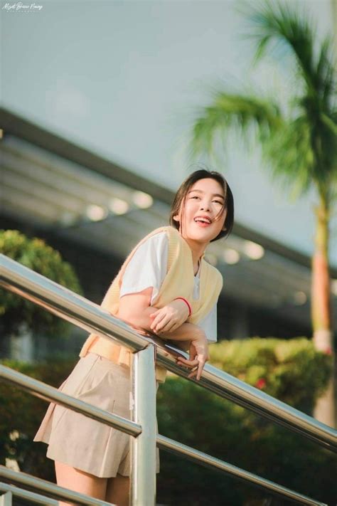 ကလေးတစ်ယောက်လို ချွဲနွဲ့ပြီး စကပ်တိုလေး ဝတ်ကာ လှသွေးကြွယ်နေတဲ့ ဖုန်းသီရိကျော် Myanmarload