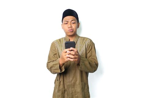 Premium Photo Confused Asian Muslim Man Read Message Using Smartphone