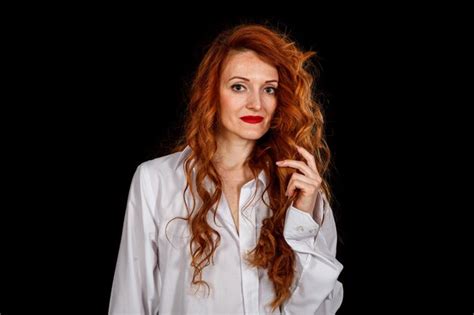 Hermosa Chica Con El Pelo Rojo En Una Camisa Blanca Y Un Sombrero Sobre