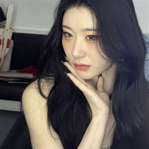 Itzy Cheshire Girl