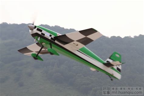 低飞 卡通 大山谷图库