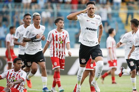 Corinthians vence o Bangu susto e é líder na Copinha
