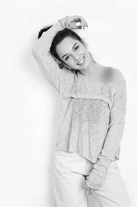 ژست عکاسی دخترانه جذاب ترین ژست‌های عکس‌ اینستاگرامی و آتلیه‌ای