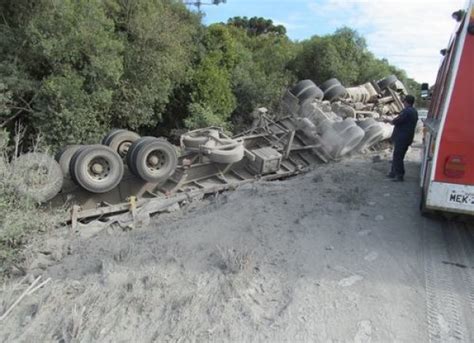 Caco Da Rosa Carreta Carregada Cimento Tomba Na BR 470