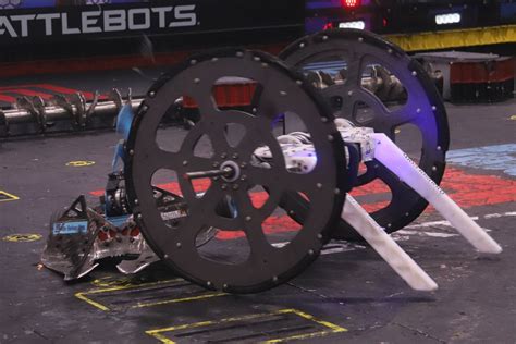 Huge Vs Skorpios Wcvii Fight 5 Top 32 Blog Team Huge Battlebots Blog