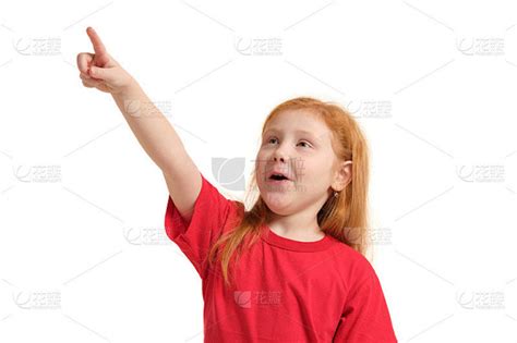 教育，学校和想象的画面概念 可爱的小女孩在空中或想象的画面