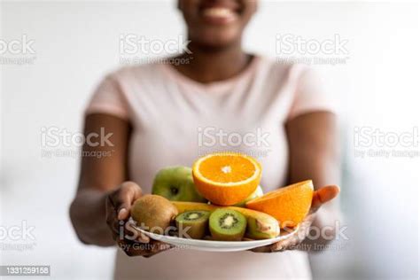 슬리밍 다이어트 체중 감소 와 건강 한 라이프 스타일 실내에서 과일 접시를 들고 플러스 크기의 흑인 여성의 자른 보기 과일에 대한 스톡 사진 및 기타 이미지 Istock