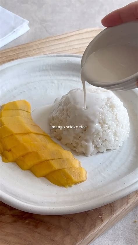 박은지 오늘이 발렌타인데이더라구요♥️ 남편에게 제가 만든 초콜릿을 주고 싶어서 어제산 딸기넣어서 으깬다음 치아씨드넣고 섞어줬어요 그냥 수저로 한숟갈씩 떠서 그릇에