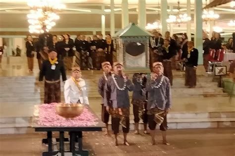 Ribuan Orang Lakukan Tapa Mbisu Dan Ngalab Berkah Malam Suro Di